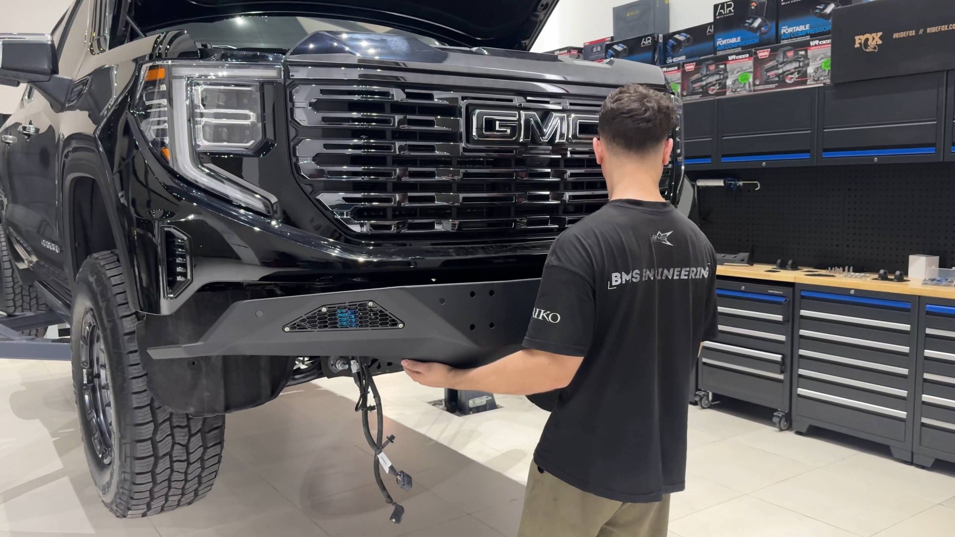 Установка переднего силового бампера BMS URBAN для GMC Sierra 2022-2025