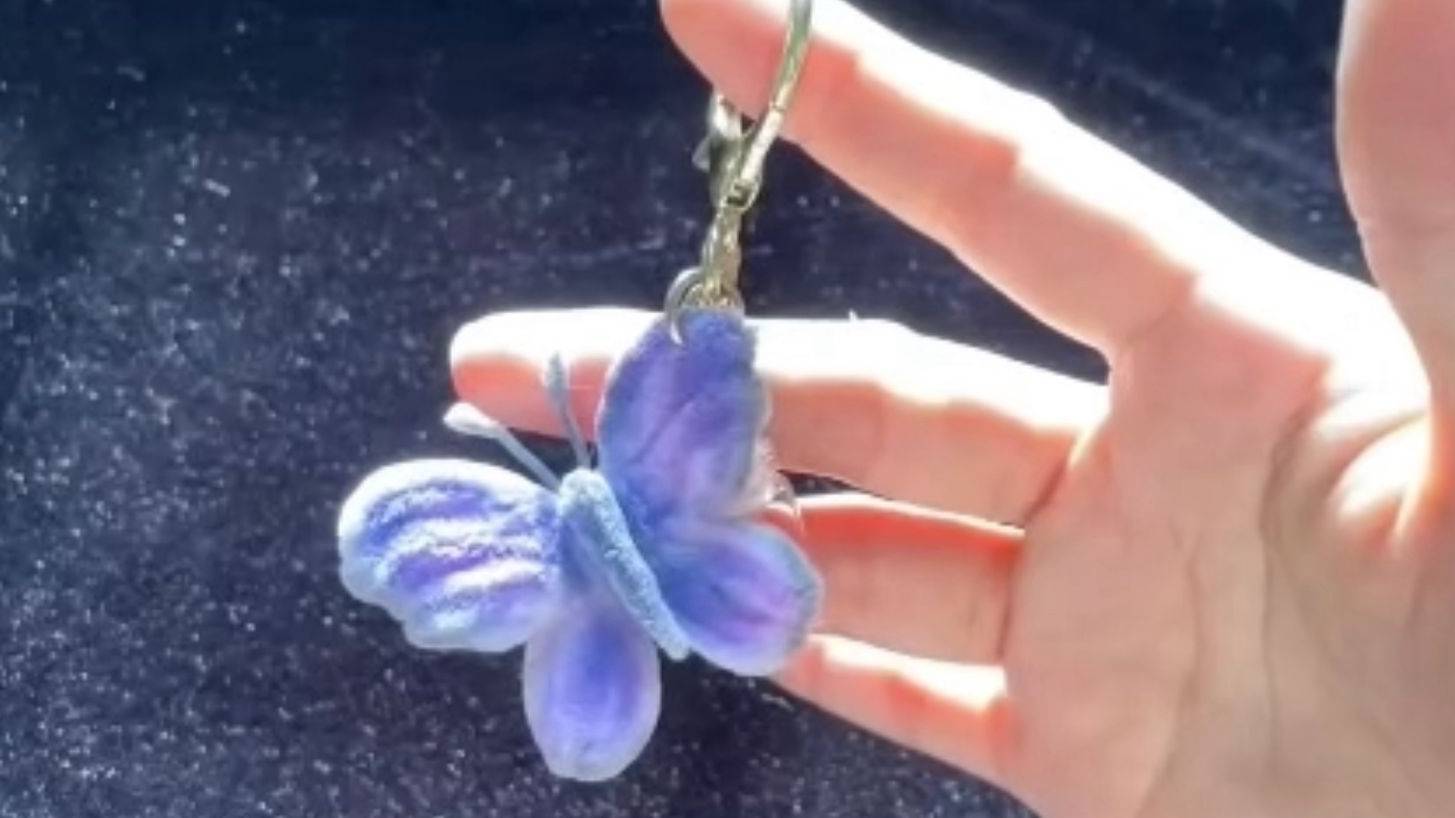 Брелок бабочка из синельной проволоки, поделка своими руками