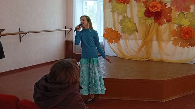 Поздравление с днём пожилых людей. Поёт Купава. А жизнь продолжается. ДК города Демидов.