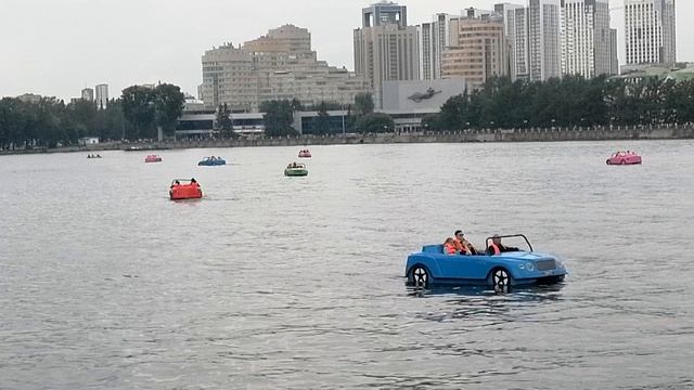 Екатеринбург. Плотинка. Лодки- машины.