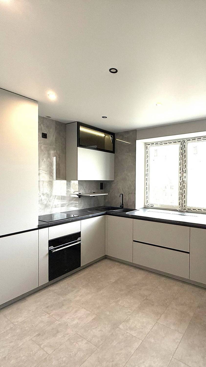 Маркел - белая встроенная угловая кухня, в современном стиле, без ручек под потолок на заказ