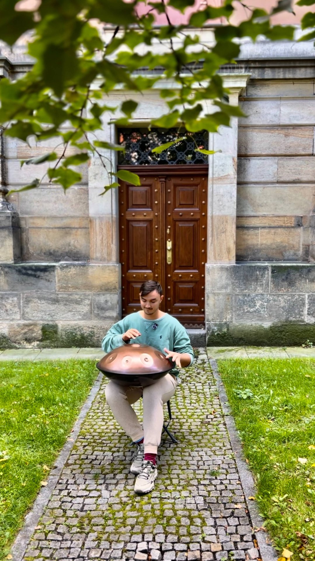 Октябрь — это переход. Шум падающих листьев, дыхание холодного воздуха, первые огни свечей в доме.