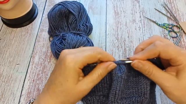 Шапочка с отворотом спицами.