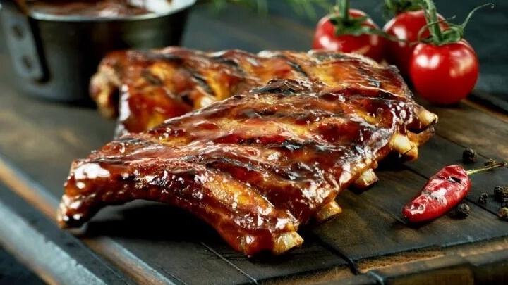 свиные ребра и  скумбрия на мангале