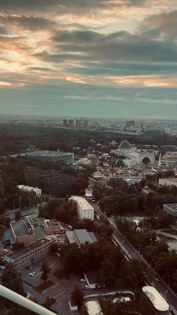 Почувствуйте неповторимую атмосферу Москвы 🤩   #колесообозрения  #вднх  #интересныеместамосквы
