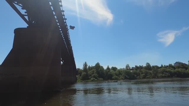 ЛОДКУ ПНД БРОСАЕМ С МОСТА для телеграм канала @lodki_pnd