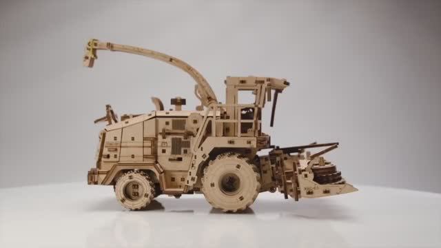 Деревянный механический конструктор Кормоуборочный комбайн FS80 PRO от EWA, сборная модель, 3D пазл