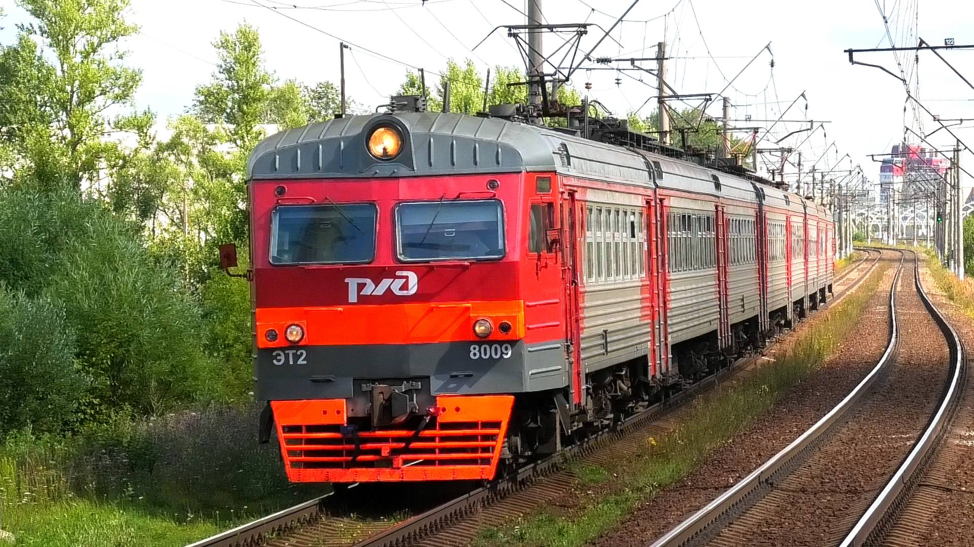 ЭТ2-8009 сообщением Санкт-Петербург — Гатчина-Балтийская делает остановку на о.п. Дачное