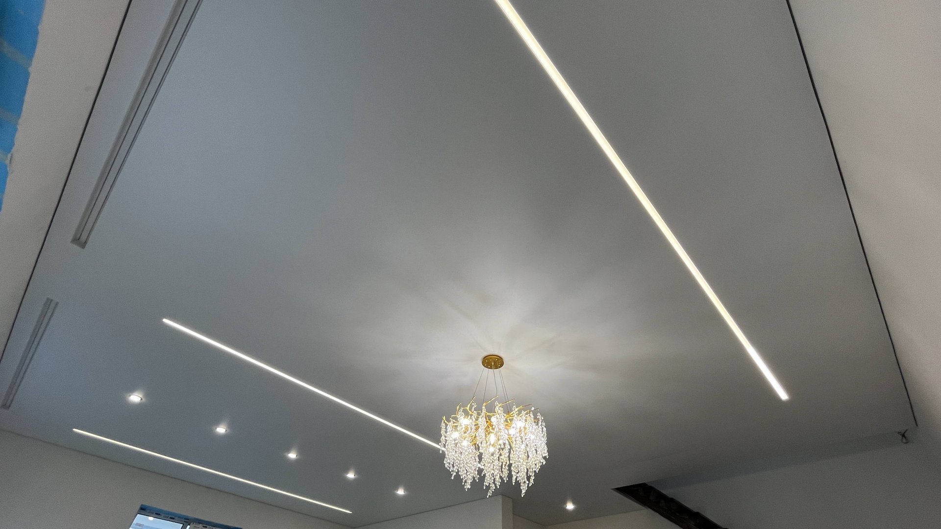 Натяжные потолки | Натяжной потолок со световыми линиями| Воронеж