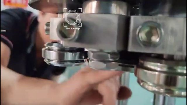 Процесс замены завальцовывающей формы для металлических крышек