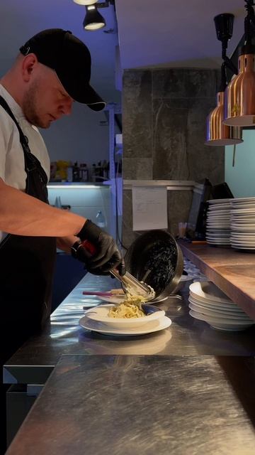 Приготовление блюда в ресторане "Россия"