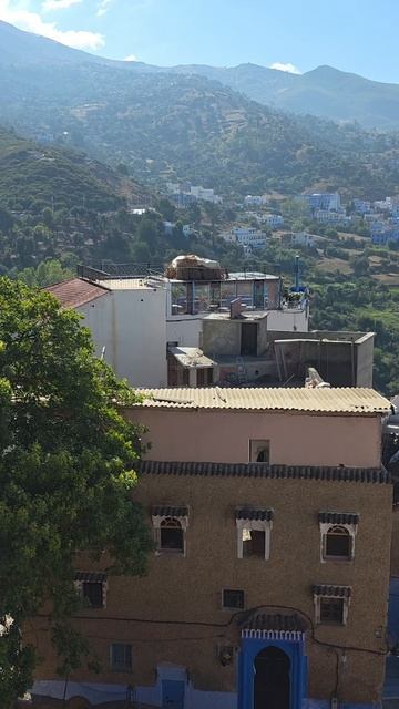 Вид из крепости на город Шэфшауэн в Марокко