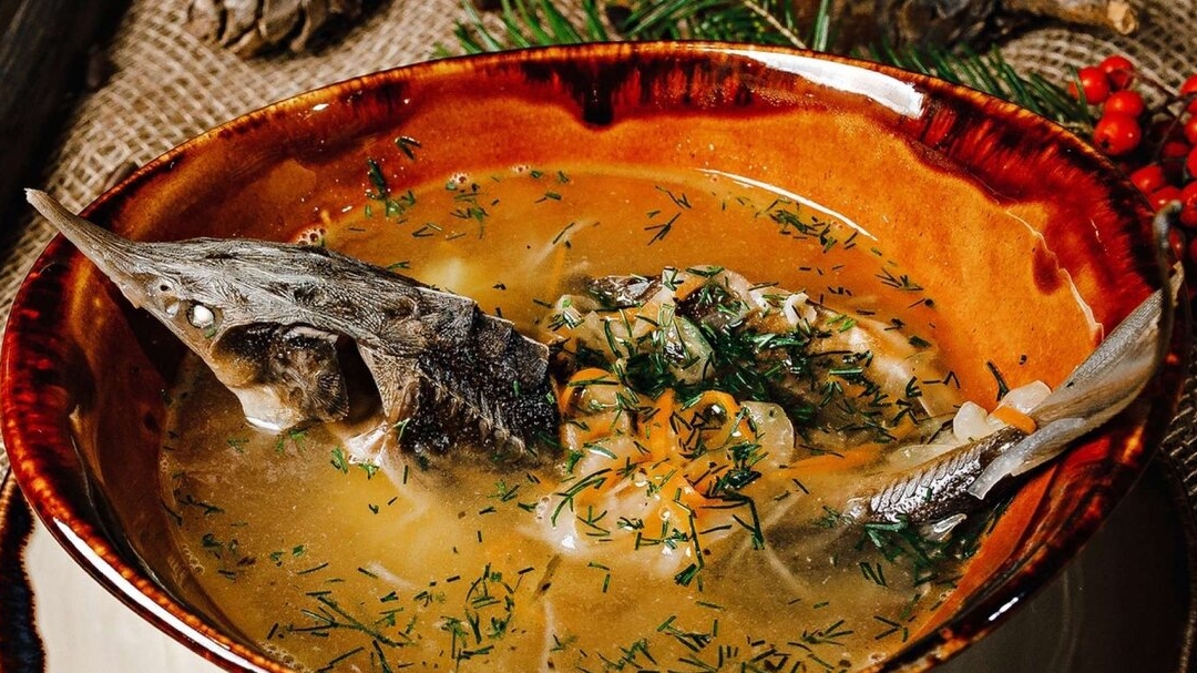 Царская уха из петуха и рыбы в казане на костре