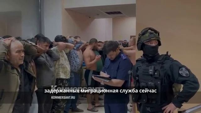 Большую группу мигрантов доставили в полицию Санкт-Петербурга