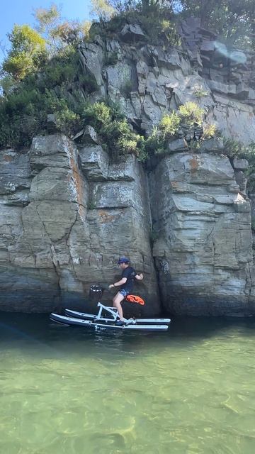 Русский остров, Велопоездка, трогаю скалу, Владивосток, август 2025.