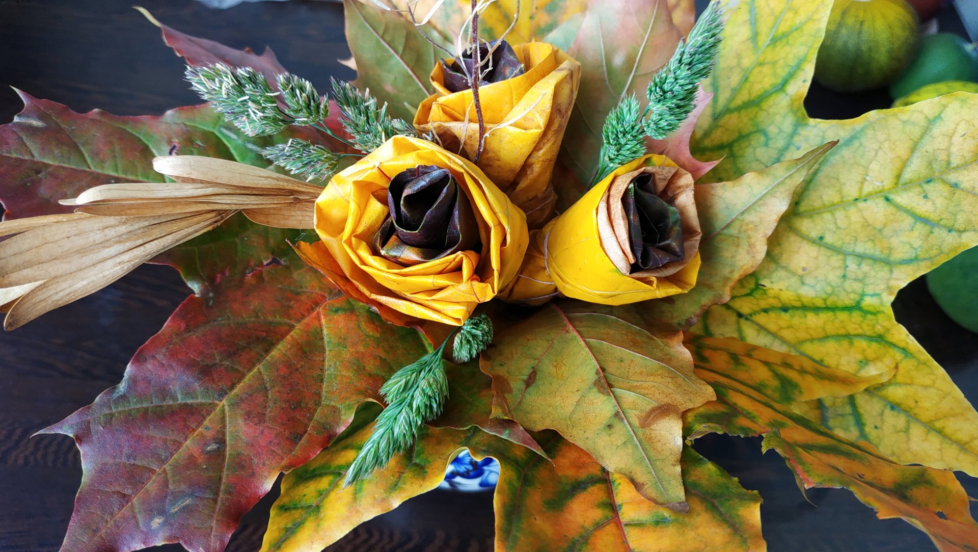 Осенний букет из кленовых листьев