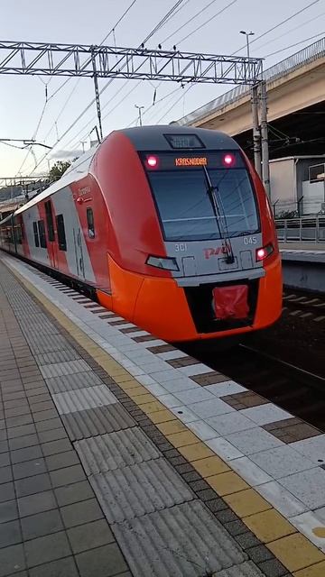 Поезд ЭС2Г-050 (Ласточка) уходит с ст. Хоста путь 2 (г. Сочи)