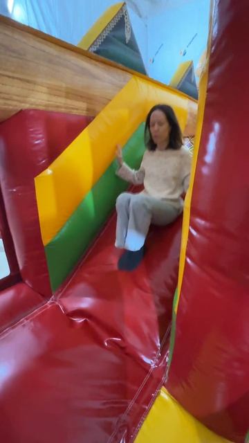 На батуте "Сказка" с удовольствием прыгают даже взрослые! #shorts