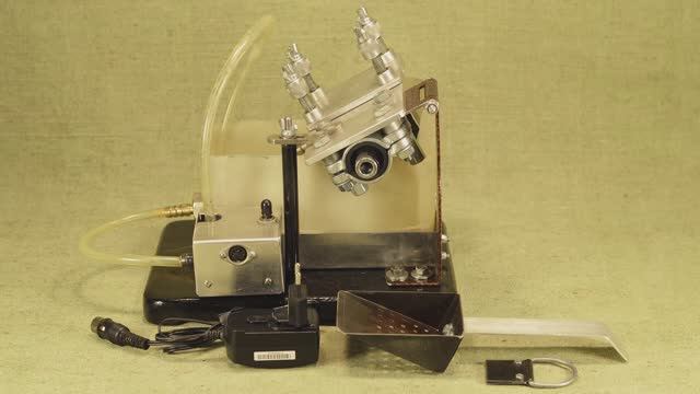 Приспособление для нарезки кольчужных колец с приводом от бормашины Форедом.