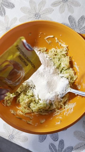 КАБАЧКОВЫЕ ОЛАДЬИ С СЫРОМ: 10 МИНУТ И ГОТОВО! 🧀