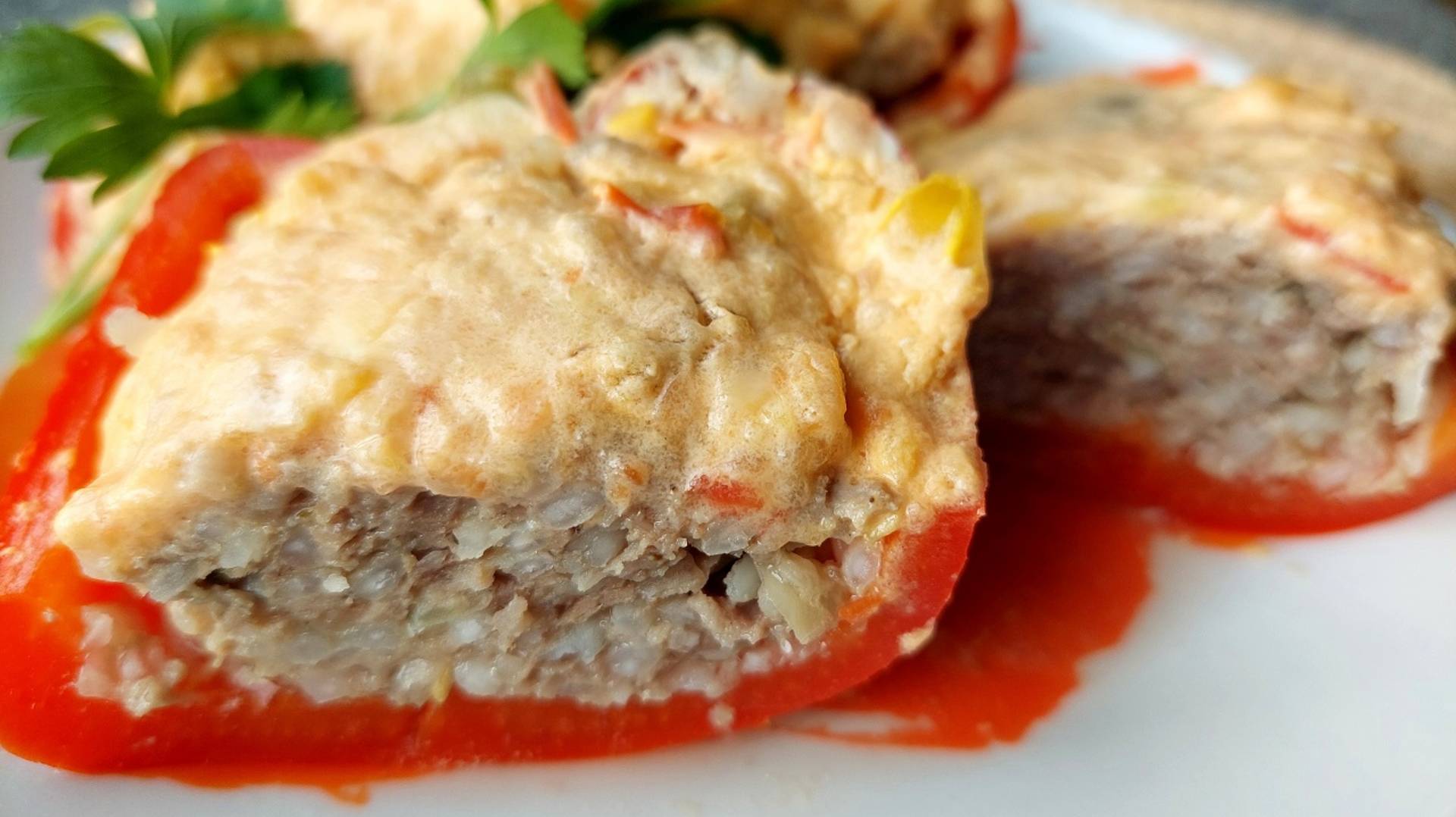 Перцы, фаршированные мясной начинкой, запечённые в помидорно – сметанном соусе.