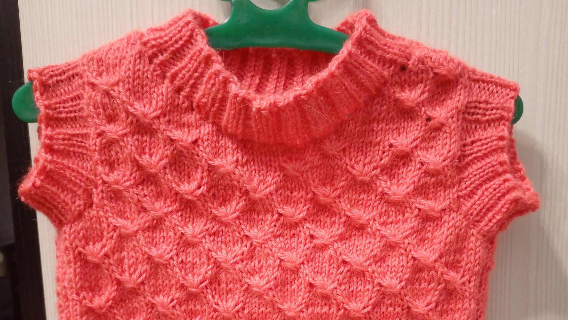 Жилет для девочки спицами