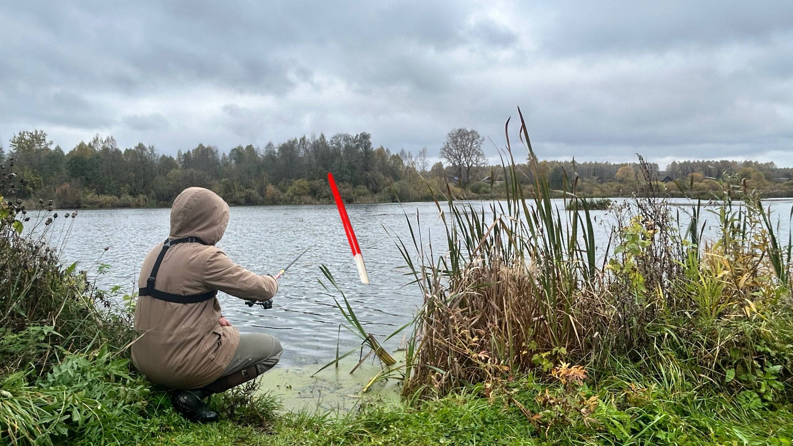 ЛОВЛЯ ЩУКИ НА ПОПЛАВОК! РЫБАЛКА НА ПОПЛАВОЧНУЮ  УДОЧКУ В ЗАБРОШЕННОЙ ДЕРЕВНЕ.