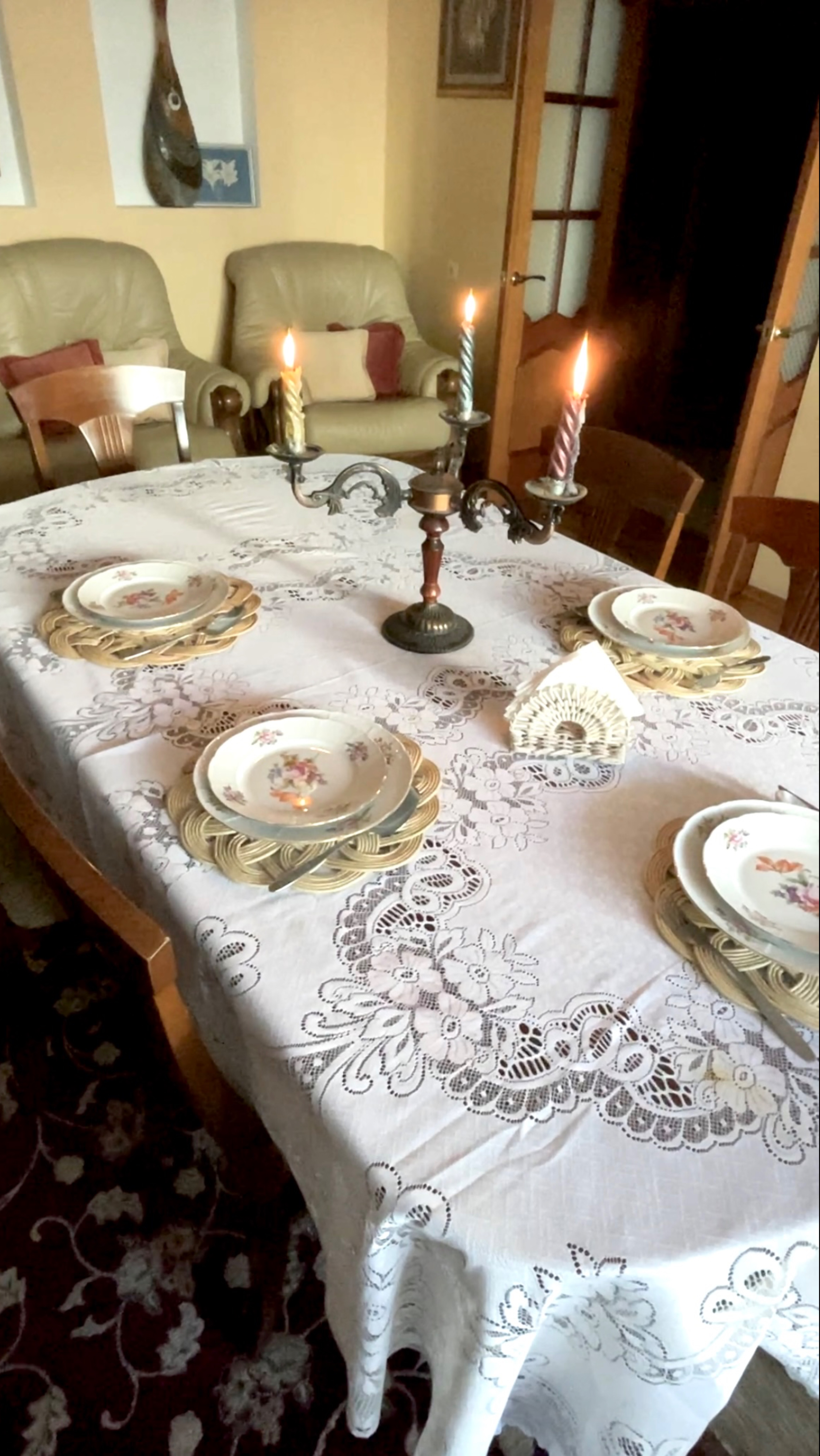 Сервировка стола с помощью ажурных салфеток - плейсматов