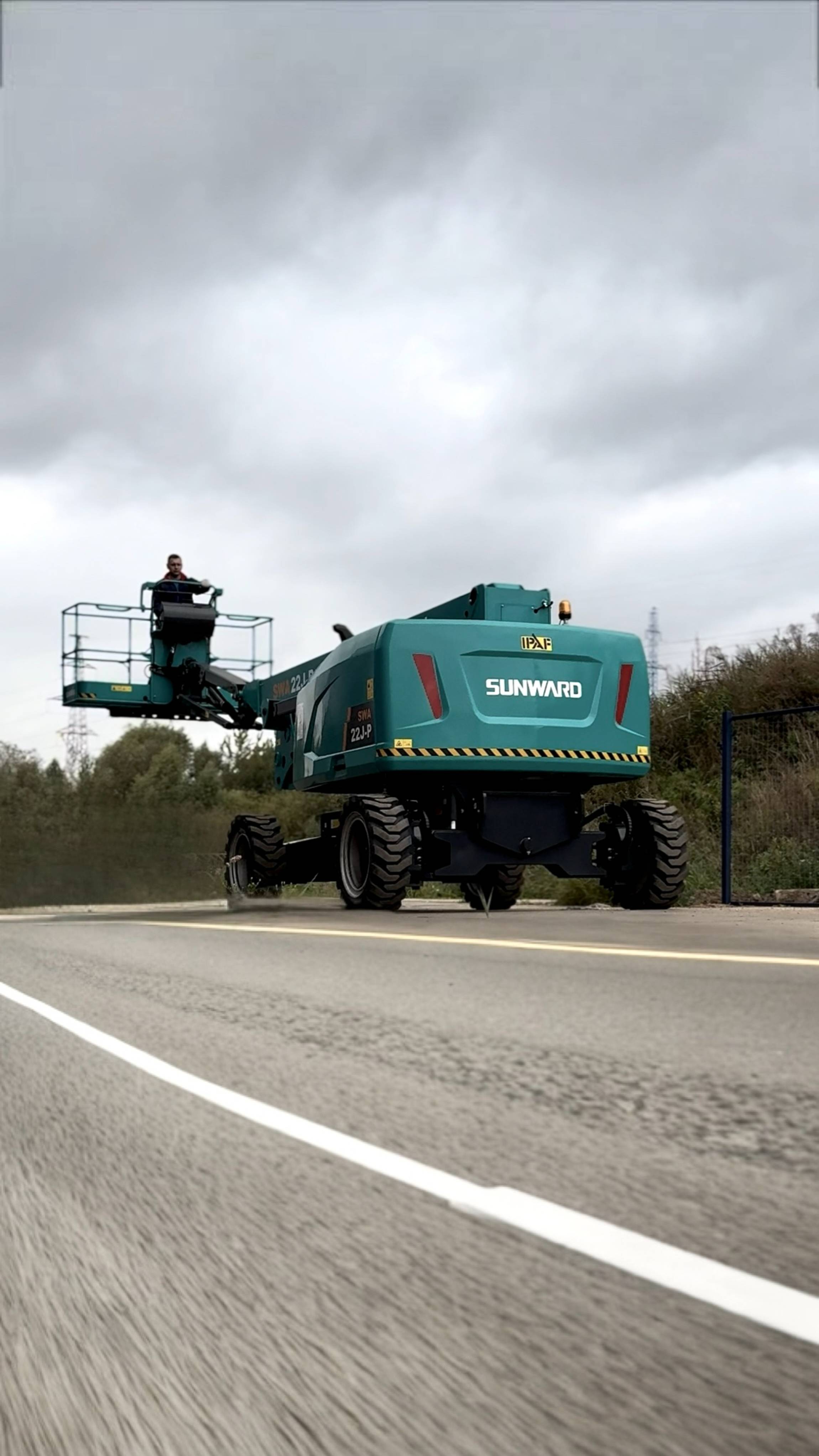 Видеообзор коленчатого дизельного подъемника SUNWARD SWA22J-P.