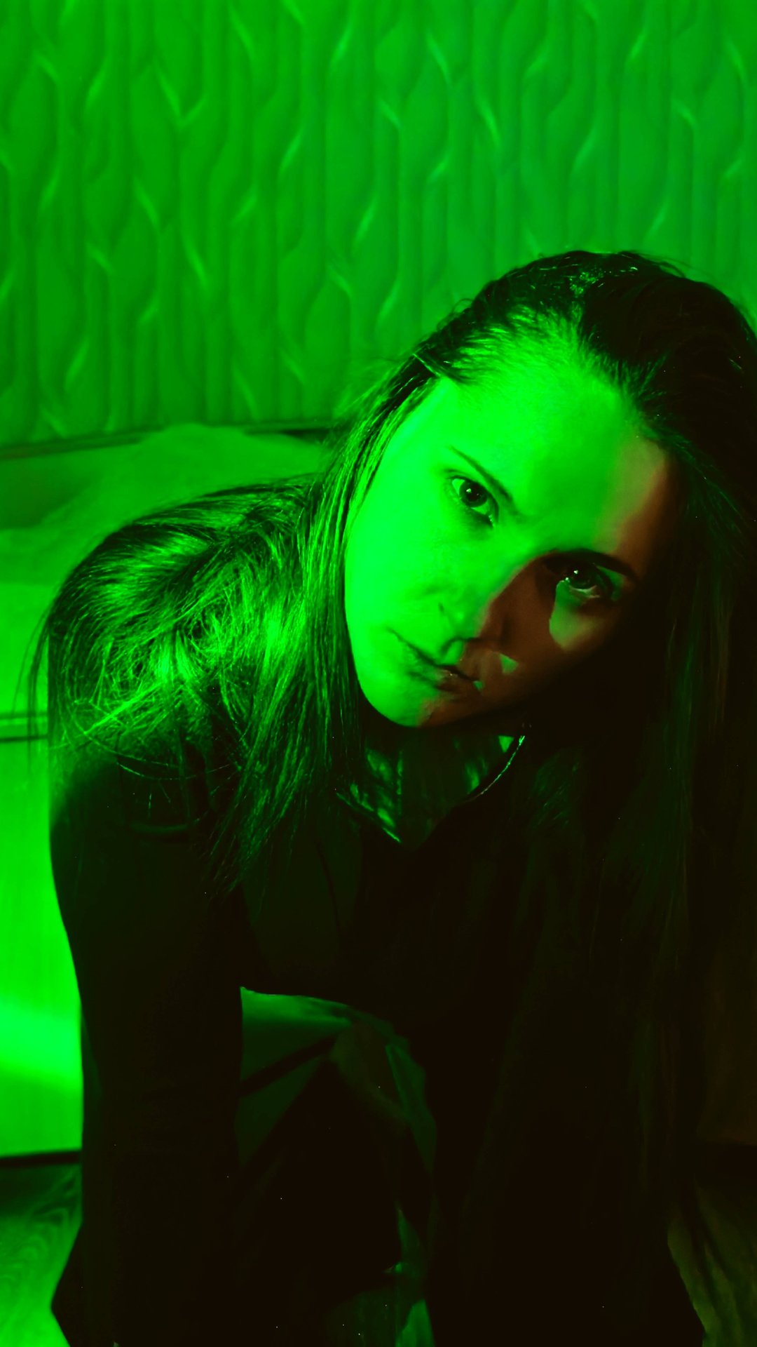 Она была оператором, но хотела быть актрисой....может еще станет.