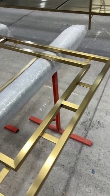 Магия преображения! ✨ Изготовили и напылили раму для зеркала в роскошный цвет золота.