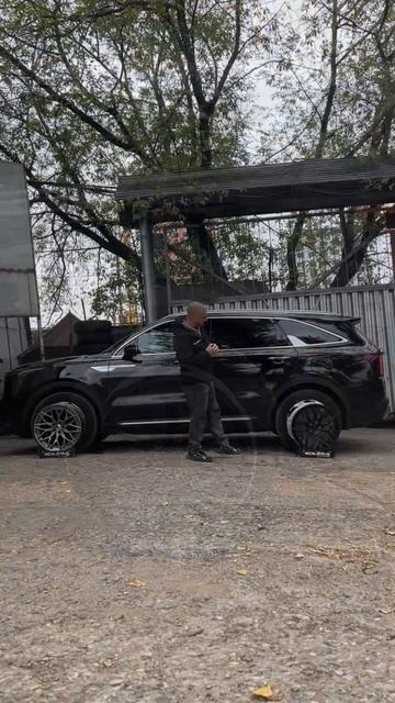 Kia Sorento на примерке дисков в 19-ом диаметре