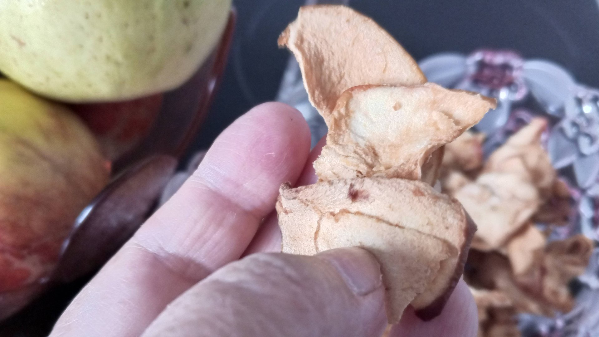 Как легко сделать яблочные чипсы. Яблоки впрок! Вкусное лакомство для взрослых и детей