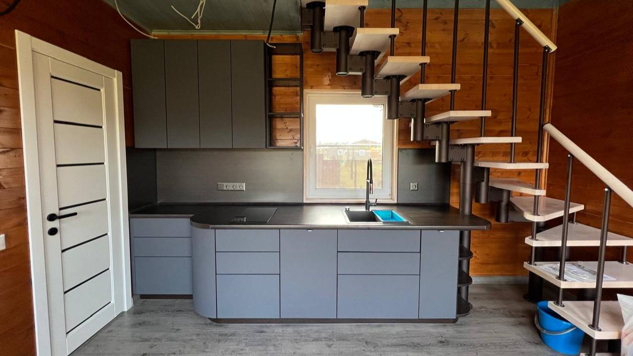 Прямая, серая кухня в загородном доме - КП "Заповедный Берег"