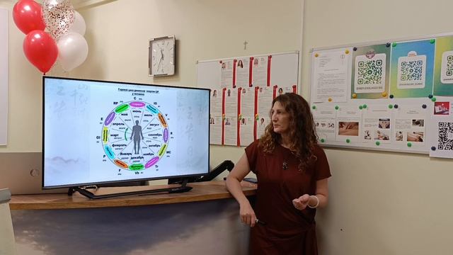 День открытых дверей 27 сентября 2025 года. Календарь и часы по-китайски.