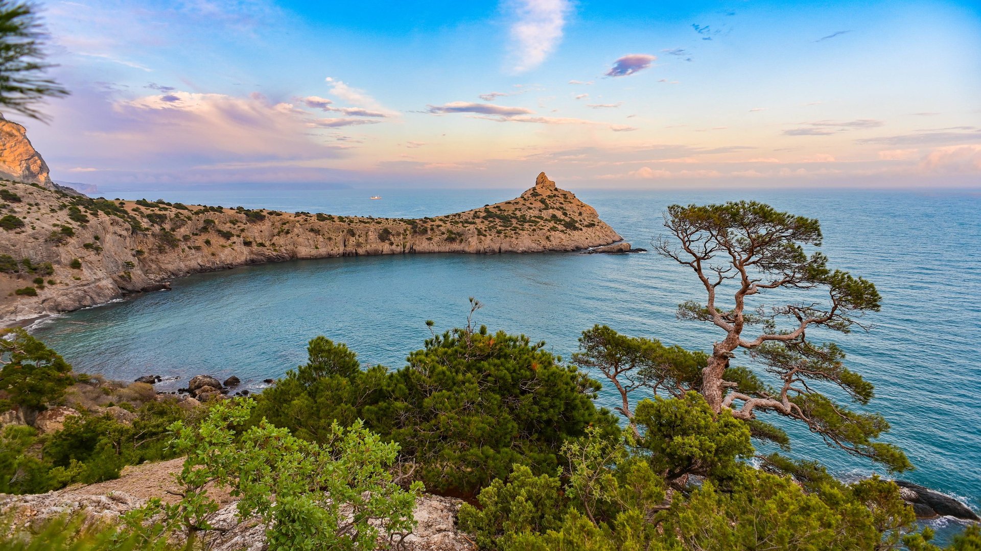 Полюбуйтесь красотой весеннего Крыма