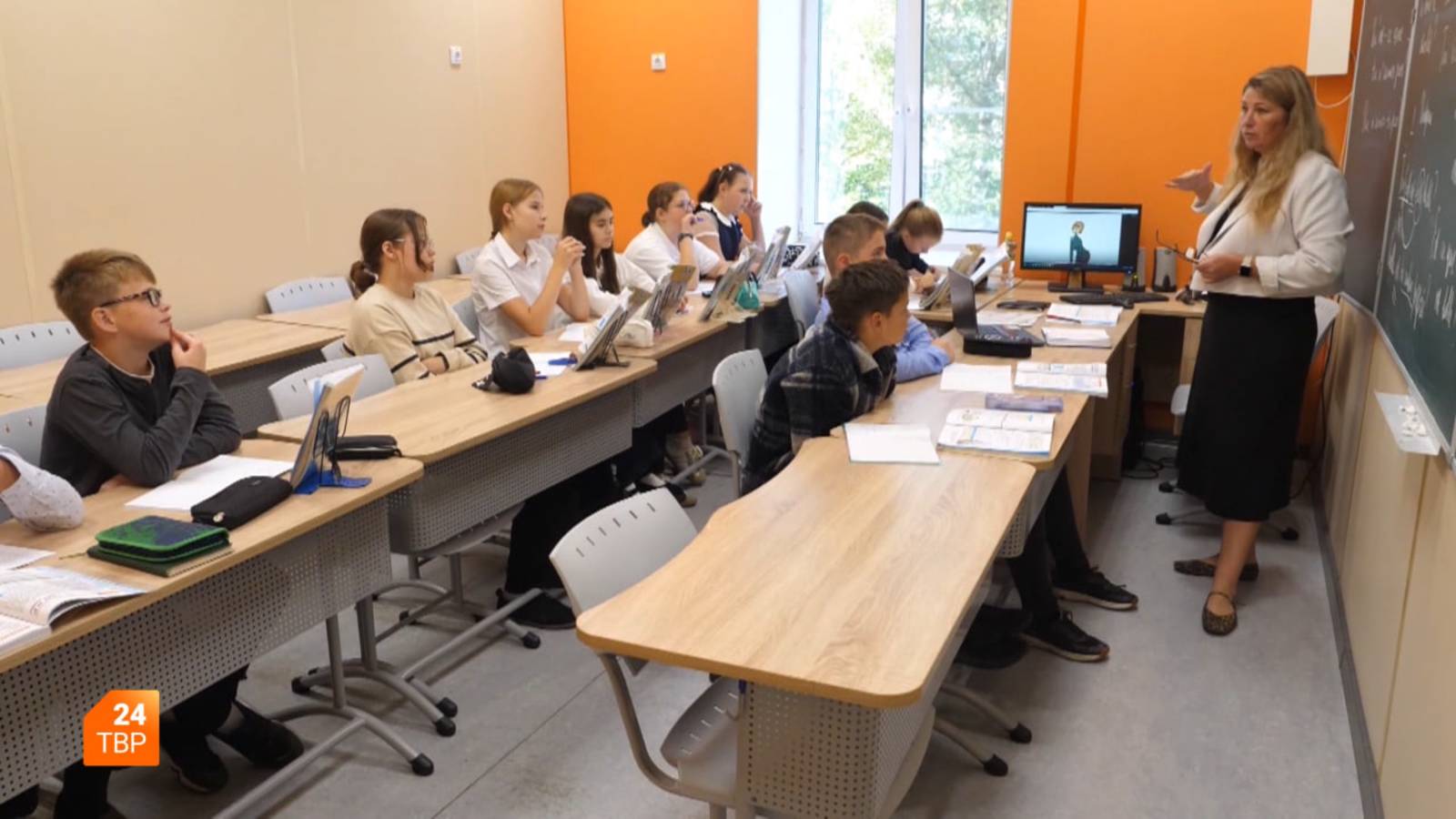 Преподаватель французского языка Елена Борисова | Портрет на фоне