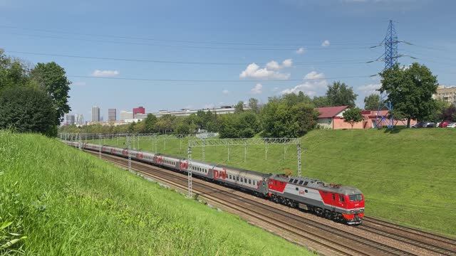 Электропоезд ЭД4МКМ-АЭРО-0006 и электровоз ЭП2К-477, перегон Коломенское - Москва-Пасс-Павелецкая