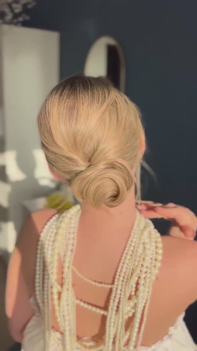 Повтори простой текстурный пучок дома #прическа #укладка #волосы #пучок