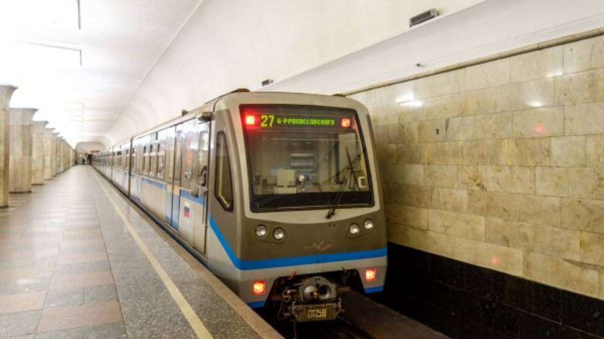 Москва. Поездка на метро-поезде 81-740.1 «Русич» по Сокольнической линии