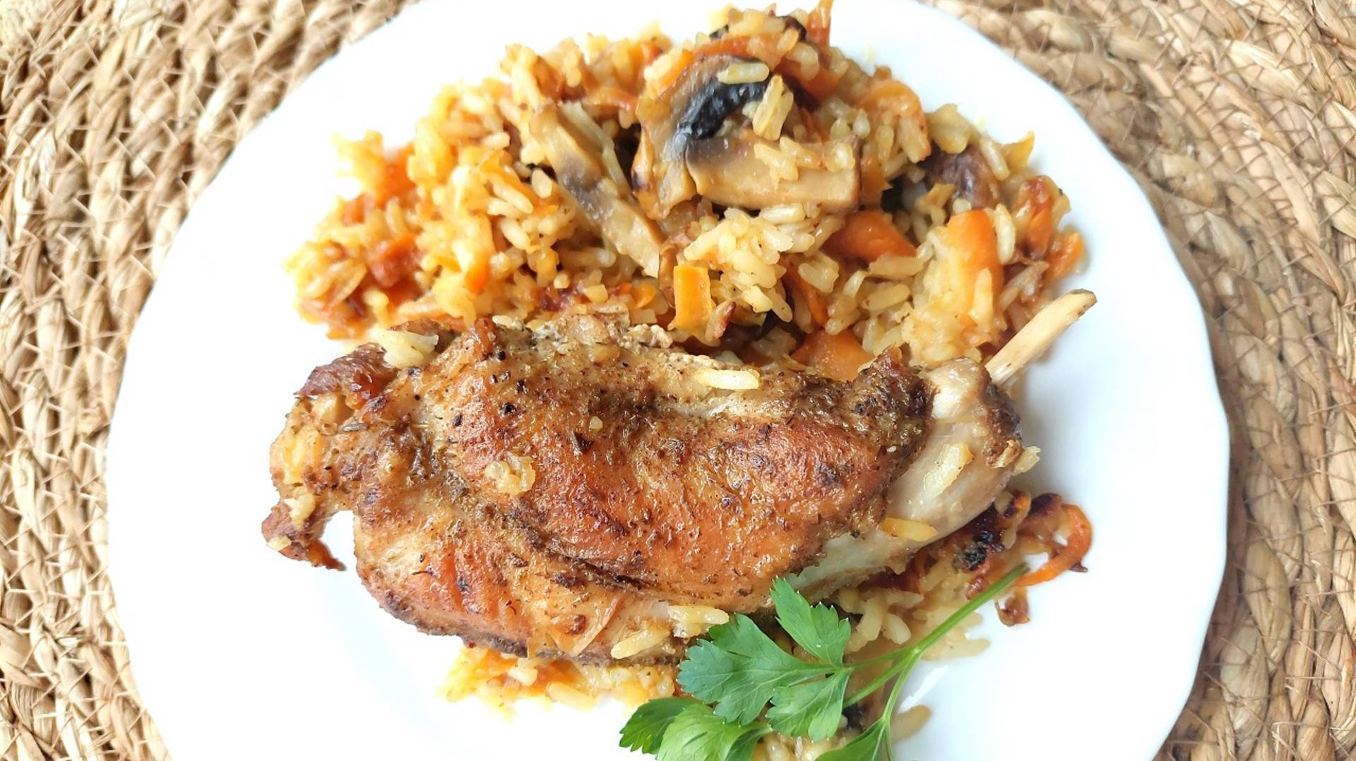 Жаренные ножки кролика с ароматным грибным рисом. Идеальное решение для сытного обеда или ужина.