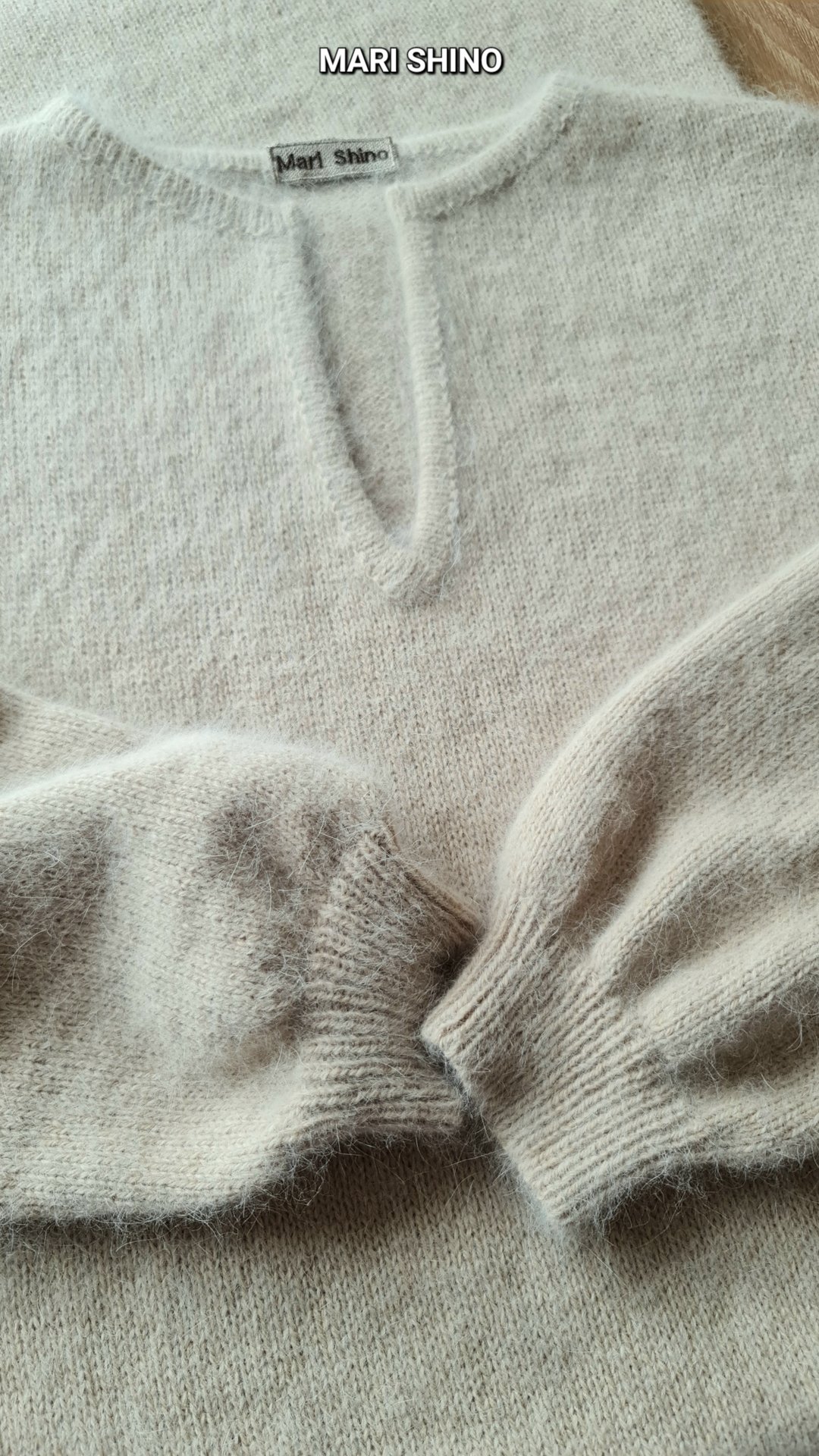 Длинное пуховое платье: втачной рукав, прямой силуэт, рукава - фонарики, V-образный вырез горловины