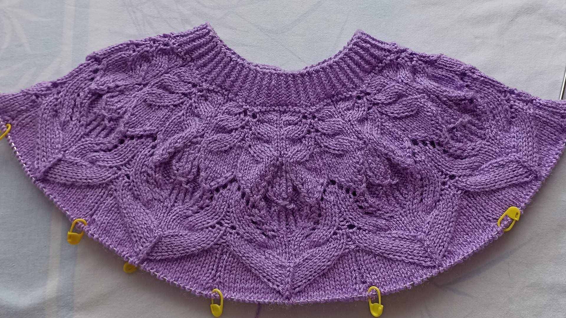 Круглая кокетка спицами с 29 по 44 ряд.