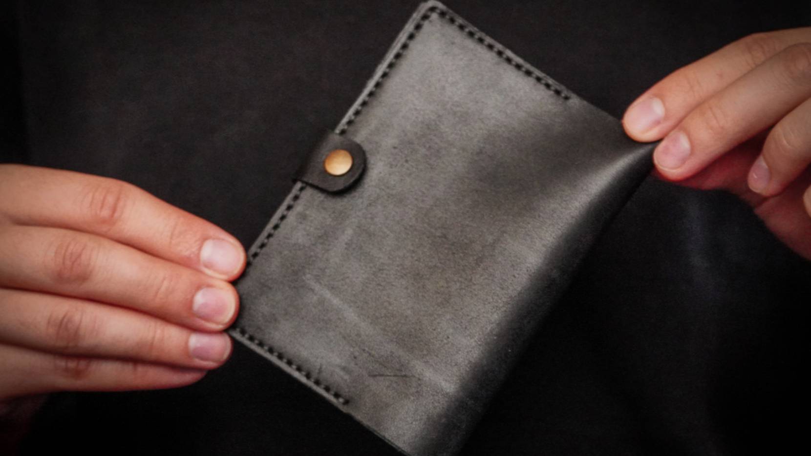 Кожаная обложка на паспорт из черной кожи.