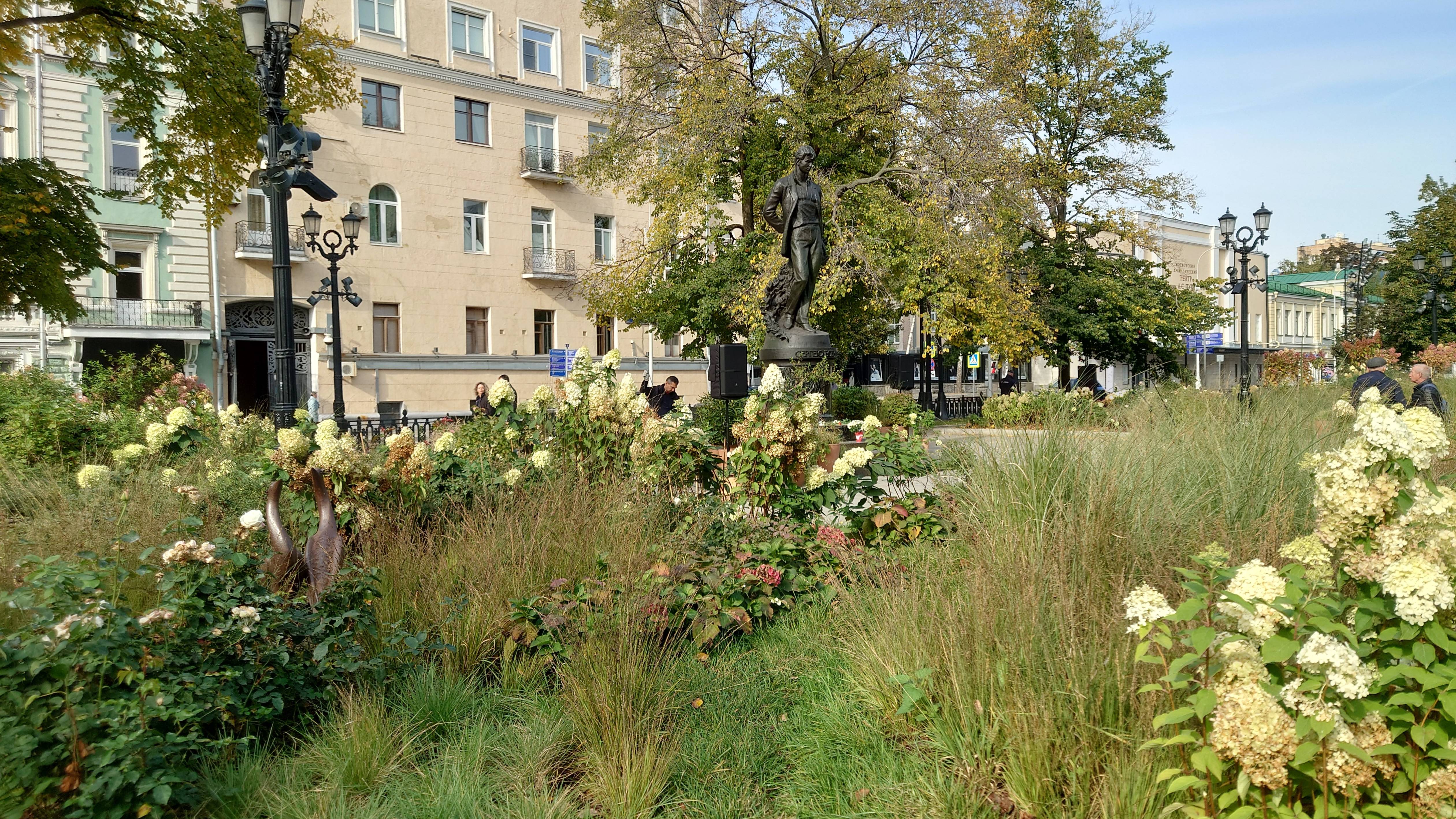 У памятника Есенину