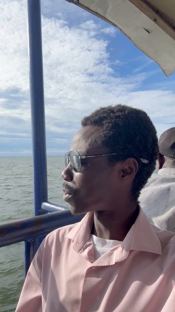 Катаемся на корабле с родными по реке ‘Афрам’ в Гане