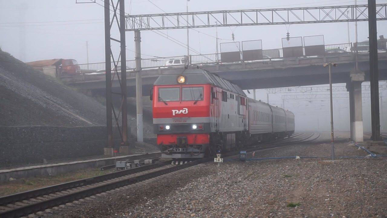 Тепловоз ТЭП70БС-254 с поездом "Калина красная" и световое приветствие.