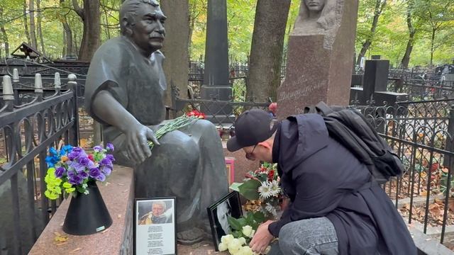 СЫН АРМЕНА ДЖИГАРХАНЯНА ПРИШЁЛ С ЦВЕТАМИ НА МОГИЛУ ОТЦА В ЮБИЛЕЙНЫЙ ДЕНЬ РОЖДЕНИЯ АКТЁРА | 3.10.2025