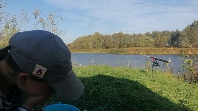 РЫБАЛКА  ОСЕНЬЮ! Санька тырит кукурузу!!!