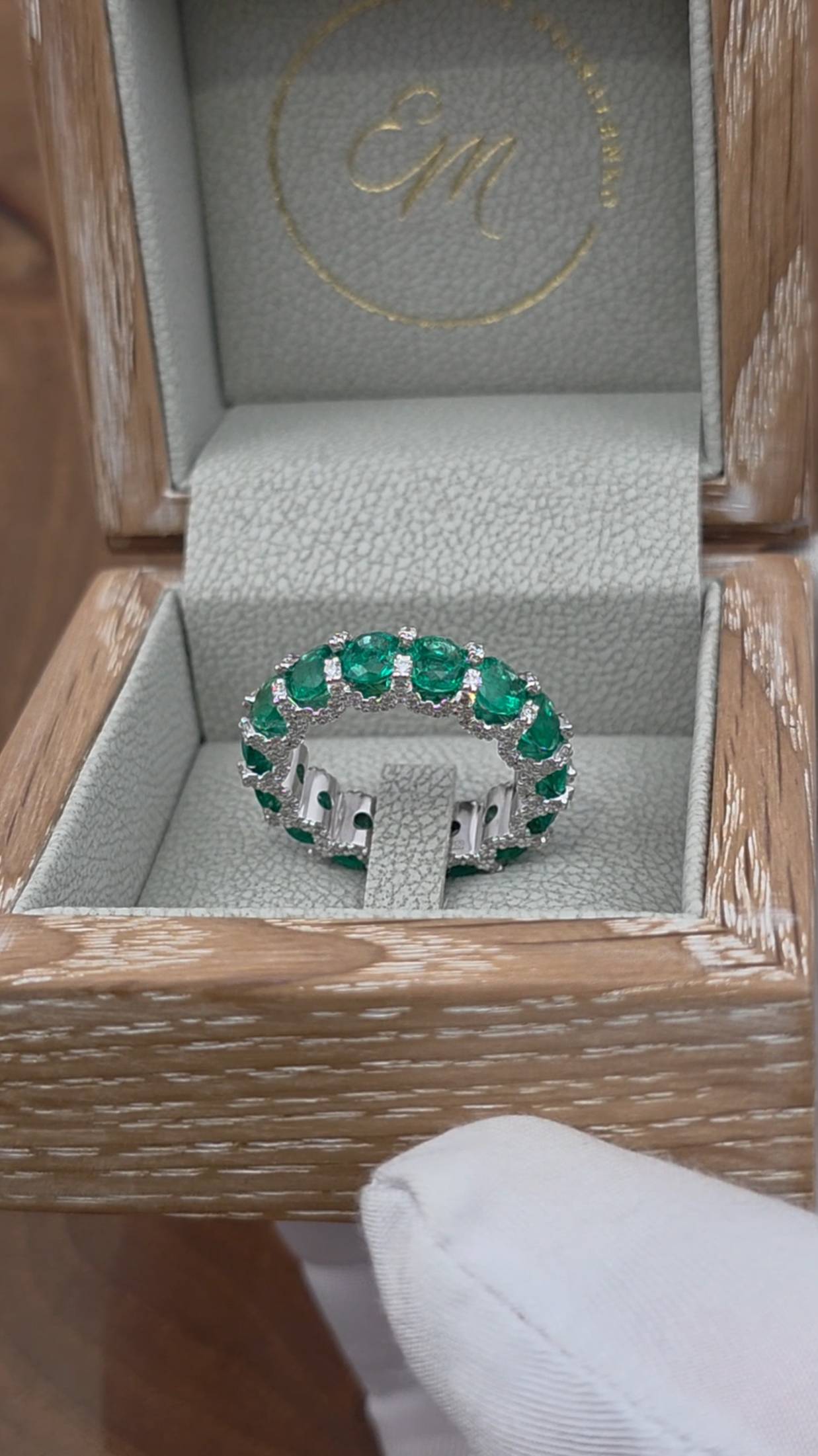 Золотое кольцо с изумрудами и бриллиантами